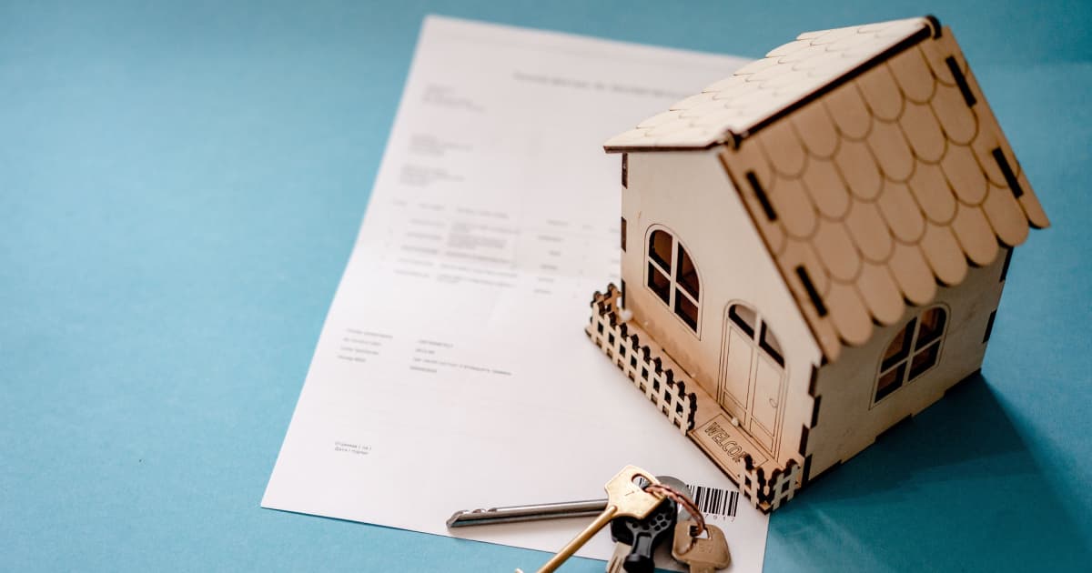 Kdy a kdo platí daň z prodeje nemovitosti v roce 2025?